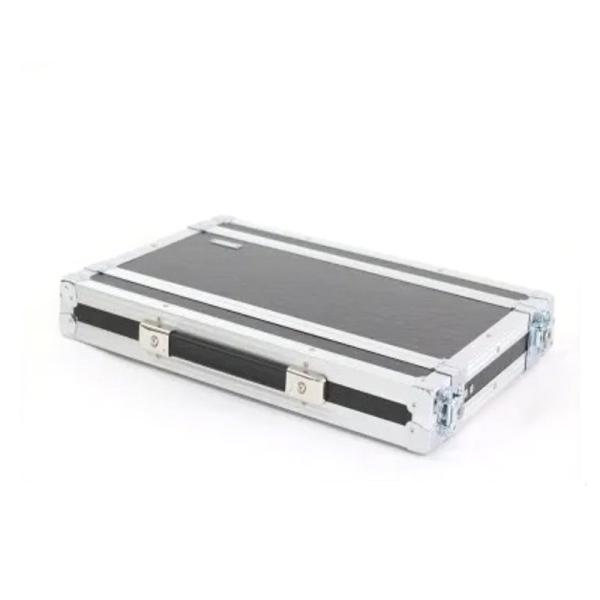 RACK CASE 1U（D220） 01ブラック 黒プロも愛用するアルモアラック！奥行220mm 商品説明■付属パーツハンドル：19×1個、キャッチロック：780×4個、コーナー：851×8個、ゴム足：259×4個※リアアングルはついていません