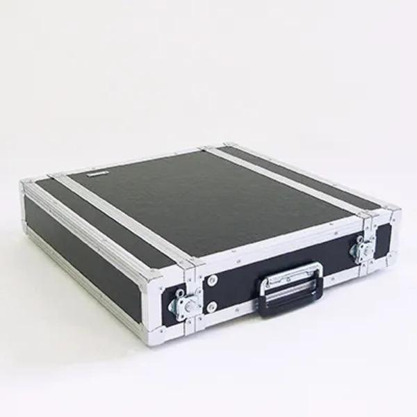 RACK CASE SD2U（D360） 01ブラック 黒プロも愛用するアルモアラック！重量　約5.0kg（標準サイズ時）奥行360mmFRP素材■付属パーツハンドル：124×1個、キャッチロック：780×4個、コーナー：851×8個、ゴム...