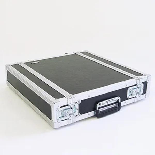 RACK CASE SD3UH（D360） 01ブラック 黒プロも愛用するアルモアラック！重量　約5.5kg（標準サイズ時）奥行360mmFRP素材■付属パーツハンドル：124×1個、キャッチロック：778×4個、コーナー：851×8個、ゴ...
