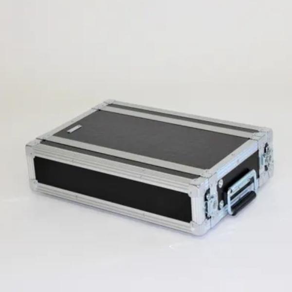 RACK CASE 2U（D220） 01ブラック 黒レギュラーラインナップにリアアングルを追加したモデルです。※受注生産品プロも愛用するアルモアラック！奥行220mmFRP素材 ■付属パーツハンドル：122×1個、キャッチロック：780×...
