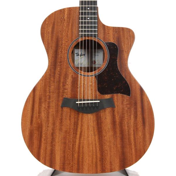 本器はテイラーの新たなラインナップに加わった”Zero series”、2モデルの内マホガニーをトップに使用した24ce。Baby Taylorと同様の指板上にビスを持つジョイント設計やFishmanピックアップを採用するなどテイラーとして...