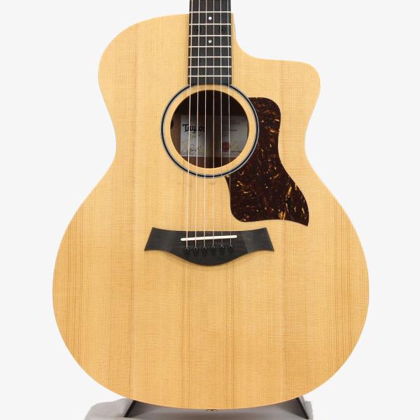 本器はテイラーの新たなラインナップに加わった”Zero series”、2モデルの内トリファイド・スプルースをトップに使用した14ce。Baby Taylorと同様の指板上にビスを持つジョイント設計やFishmanピックアップを採用するなど...