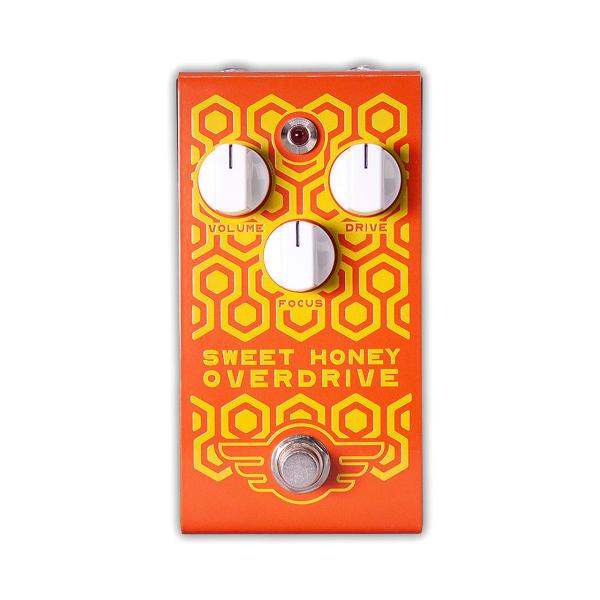 ハンドワイヤードシリーズが待望の復活！Sweet Honey Overdrive は、タッチニュアンスに敏感なローゲイン・オーバードライブペダルです。オーバードライブさせて歪ませたアンプやクリーントーンに対してダイナミックにコントロールされ...