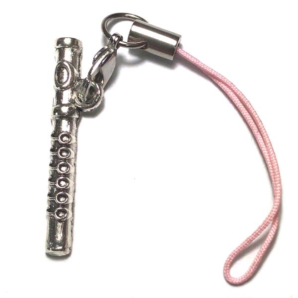 女性向けの小さな管楽器シリーズのキーホルダーです。※ストラップの色は変わることがあります。フルート縦幅：3cm横幅：4mm厚み：2mm重さ：3.9g材質：亜鉛チェーン長さ：6cmカニフック