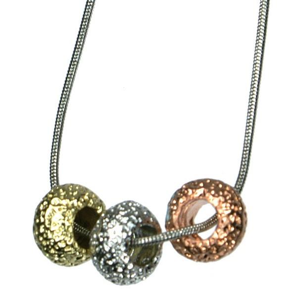 ゴールド、シルバー、ピンクゴールドの リングにくぼみをつけてラメ風にしたトップ がついています。 サイズワイヤー全長：40cmアジャスター：7cmリング直径：1cm