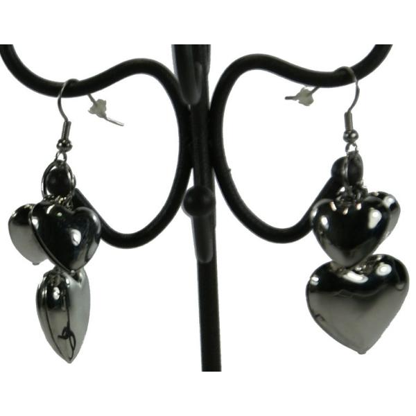 ハートが３個ついたピアスです。 ハートが大きいので存在感あります。 撮影時の光の加減で黒っぽく見えますが、アルミの銀色をしています。サイズ大きいハート横:2.3cm縦:2cm小さいハート横:1.7cm縦:1.5cm材質アルミ