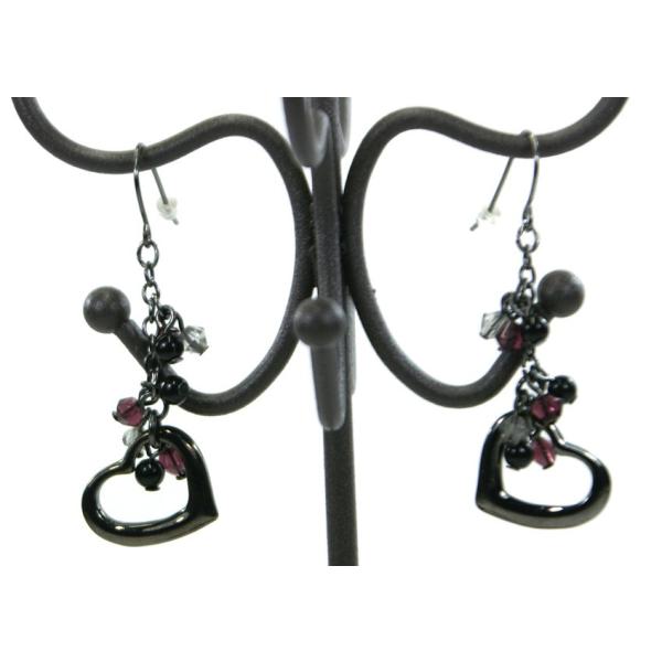 ブラックのハートです。 黒調を身につけたいときにおすすめです。 サイズ全長：4cmハート：横:1.7cm縦:1.5cm材質鉛フリー