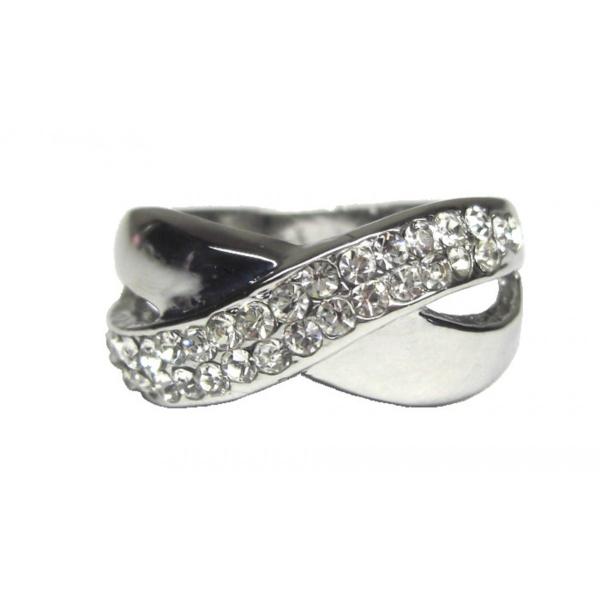 ＣＺダイヤがクロス部分の片面にたくさんついてキラキラ輝いてきれいです。地金：鉛フリー銀メッキサイズ：19号