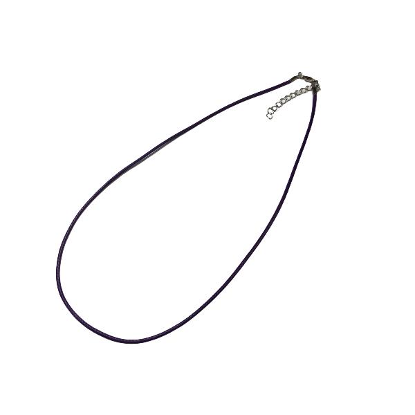 ナイロン素材で汗の吸着が起こりません。ぱっと見レザーのネックレスと同等に見えます。接着剤ではなく、金属をぎゅっと握って締めてあるのでフック部分が外れにくくなっています。長さ45cmあります。おおよそTシャツの襟周りに来る長さです。太さは2m...