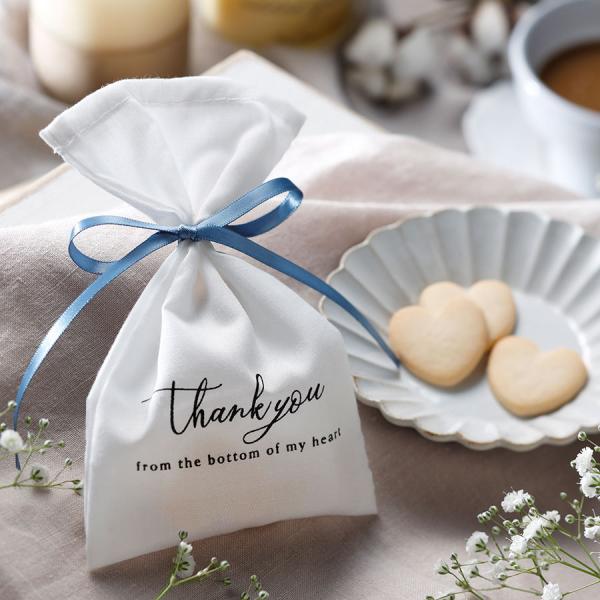 ■食品の為当店からの注文確定メール後のキャンセルは承れません■こちらは単品のみのお求めは10個よりご注文を受け付けております。ブルーカラーのリボンが映えるミニバッグ！ふわっとやさしいコットンのようなミニバッグ。花嫁の幸せを願うおまじないのア...