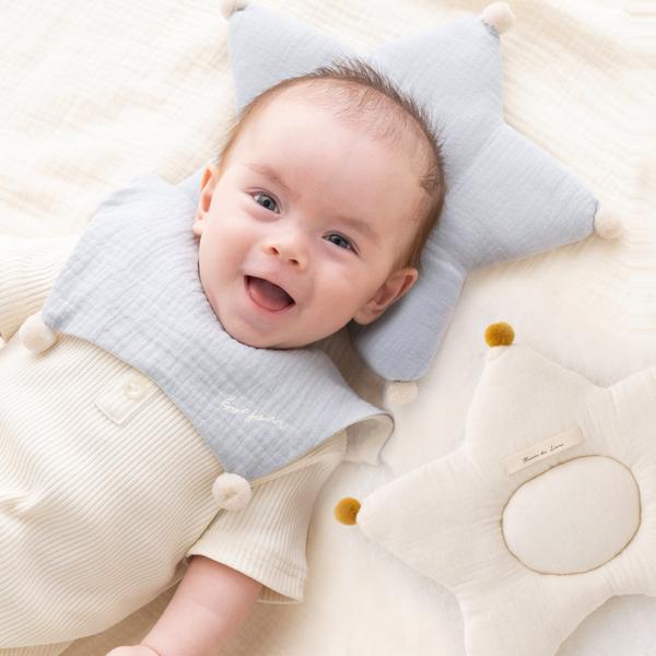 お星さまをモチーフに、ポンポンがかわいいベビーまくらとスタイのセットです。生地は綿100%。お肌に優しいガーゼ素材です。