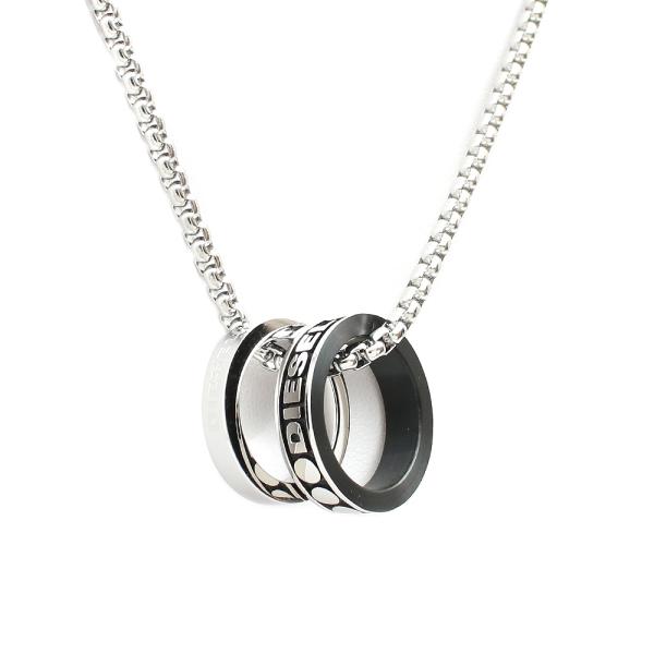 ブランド：DIESEL/ディーゼル品番：DX1168040カラー：ブラック×シルバーサイズ(約)：首周り54〜59cm（約5cm調節可）、チャーム：1.8cm×2cm素材：ステンレススチール付属品：ブランド純正BOX、保存袋 ※時期によりデ...