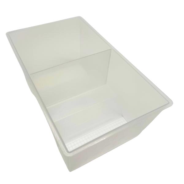 ＜亀の飼育ケース プラケースタイプ｜日光浴台・仕切り付き＞亀の飼育に必要な基本機能を備えた、実用性重視のプラスチック製飼育ケースです。日光浴用の台と、中央に設置できる抜き差し可能な仕切りが付属し、飼育環境をシンプルに整えられます。●上部から...