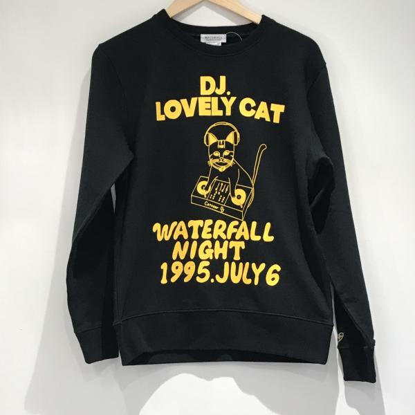2023AW新アイテム。WATERFALL猫ツアースウェット（左袖手首にレコードワッペン）。DJ猫バージョン。オリジナルイラスト。架空のDJ機材メーカー「catneer」とのコラボ商品。生産数量限定品。デザイナー自ら手書きしたイラストをプリ...