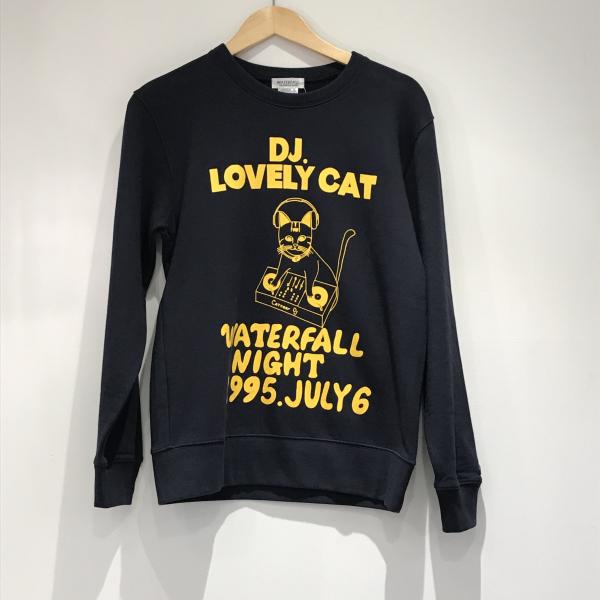 2023AW新アイテム。WATERFALL猫ツアースウェット（左袖手首にレコードワッペン）。DJ猫バージョン。オリジナルイラスト。架空のDJ機材メーカー「catneer」とのコラボ商品。生産数量限定品。デザイナー自ら手書きしたイラストをプリ...