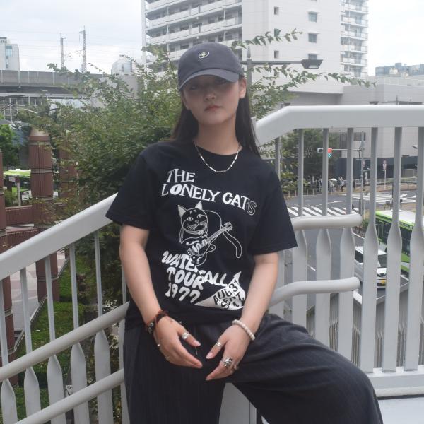 WATERFALL猫ツアーTシャツ（左袖にレコードワッペン）。猫バンドバージョン。春夏商品。オリジナルイラスト。架空のギターメーカー「CATCH」とのコラボ商品。「WATERFALL」×「GILDAN」のWネーム完全限定商品。生産数量限定品...