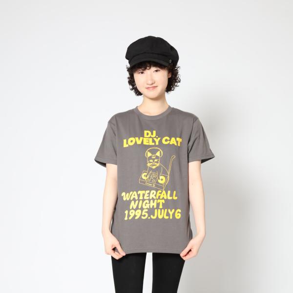 WATERFALL猫ツアーTシャツ（左袖にレコードワッペン）。DJ猫バージョン。2022SS新色チャコール（定番色再販売時に追加しました）。オリジナルイラスト。架空のDJ機材メーカー「catneer」とのコラボ商品。「WATERFALL」×...