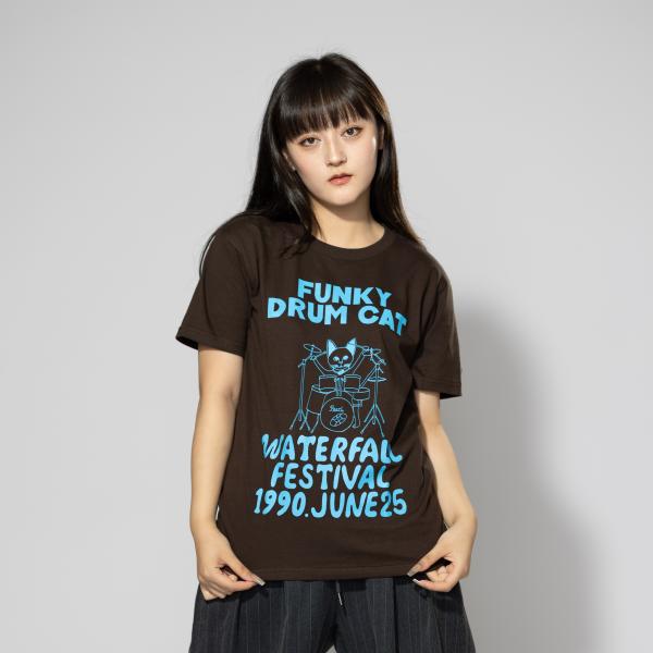 WATERFALL猫ツアーTシャツ（左袖にレコードワッペン）。猫ドラムバージョン。2021SS新色ブラウン（他色再販売時に追加しました）。オリジナルイラスト。架空のドラムセットメーカー「Pcatl」とのコラボ商品。「WATERFALL」×「...