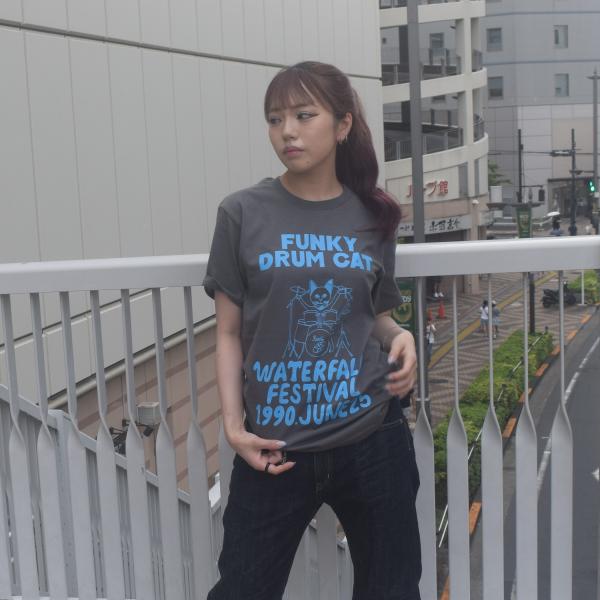WATERFALL猫ツアーTシャツ（左袖にレコードワッペン）。猫ドラムバージョン。2022SS新色 チャコール（2022年3月に追加しました）。オリジナルイラスト。架空のドラムセットメーカー「Pcatl」とのコラボ商品。「WATERFALL...