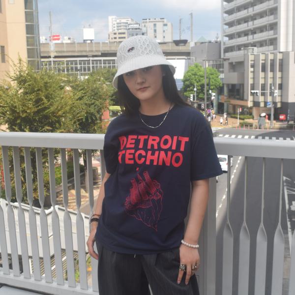 WATERFALL「デトロイトテクノTシャツ（DETROIT TECHNO）」。2022SS新色のネイビーオリジナルイラスト。「WATERFALL」×「GILDAN」のWネーム完全限定商品。生産数量限定品。デザイナー自ら手書きしたイラストを...