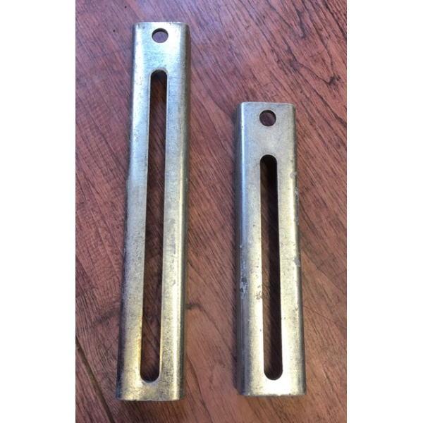 ※ご注文いただいた後、倉庫に取りに行きますので、納期は1週間ほどみてください。※汚れ傷などが御座います。長さ：305ｍｍ幅：50ｍｍコの字の高さ：約24ｍｍ穴の直径：14ｍｍ切れ込み部分の幅：14ｍｍ切れ込み部分の長さ：245ｍｍ長さ：22...