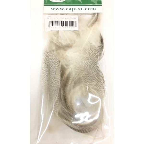 美しい白/黒のストライプ模様のフェザーです。主にウエットフライのウイングに使われ、代表作に【グリズリーキング】や【プロフェッサー】があります。最近では少々貴重なマテリアルとなります。ミックスパックですので、左右あわせてウイングに使うことは困...