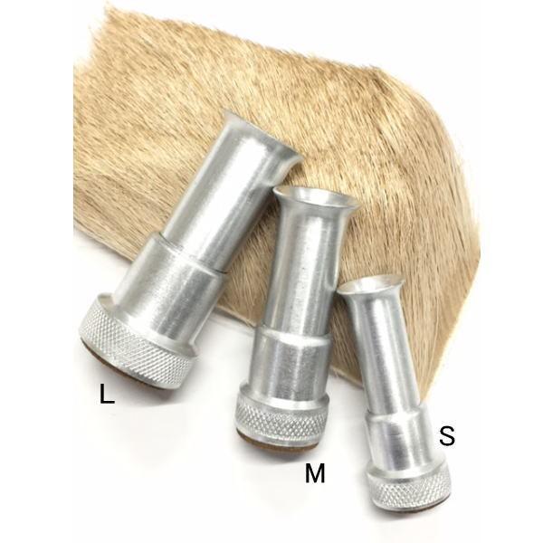 ※写真のエルクヘアは付属しておりません。アルミ製のシンプルなヘアスタッカーです。Sサイズは、ドライフライなどに使用する少量のヘアに。Mサイズは、やや大型で、ざっくりとしたフライ向け。Lサイズは、バックテールを使用するストリーマーなどに。各サ...