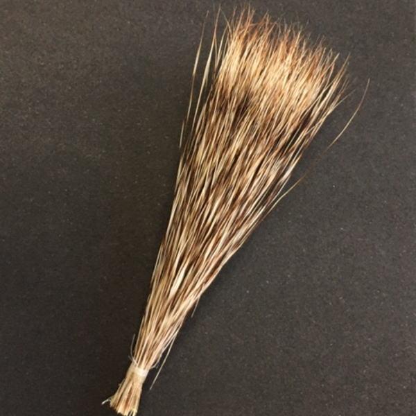 ナチュラル素材独特の柔軟な繊細さでサーフェイスフィルムを破らない為、ドライフライやスピナーのテール材として使用されます。またニンフのレッグやストリーマーのウイングとしても魅力的な色合いを持ちます。グレイスクイレルの代わりにマドラーミノーに使...