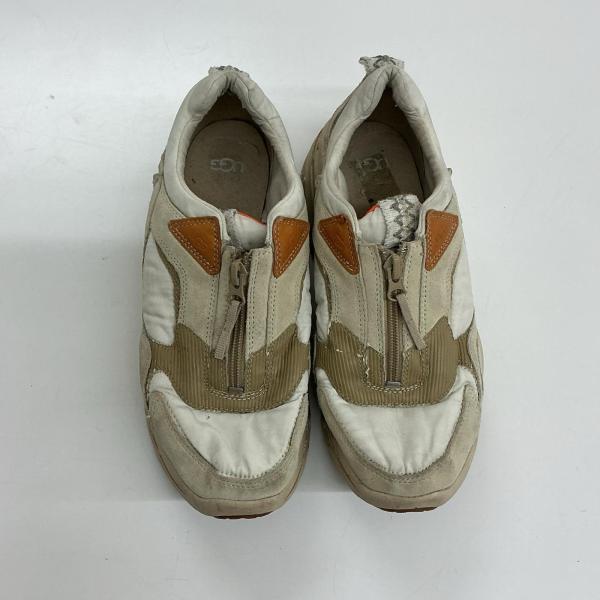 【ブランド名】アグ UGG【商品説明】このモデルはUGGの人気スニーカーシリーズの一つであるCA805です。クラシックなデザインに加え、快適な履き心地を追求しており、カジュアルファッションにぴったりな一足となっています。上質なレザーやスエー...