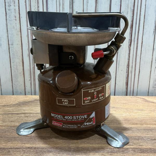 【ブランド名】コールマン Coleman【商品説明】・モデル：PEAK1 MODEL400 STOVE 84年製下部凹み有り・塗装剥げ・キズ・汚れ等有り<br />   【付属品】箱【コンディションレベル】D（未チェック品）【コ...