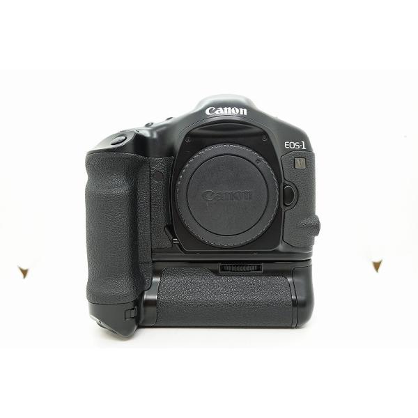 シリアル番号：1270552000年に発売され、パワードライブブースターPB-E2を装着しCanonフィルムカメラの集大成と言われるEOS-1VHS。プロ仕様のフラッグシップ機として誕生したEOS-1Vは、計算しつくされた使いやすいデザイン...