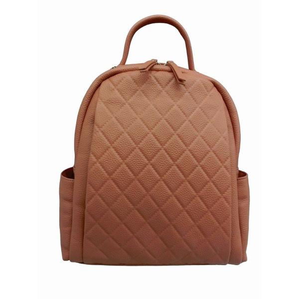 丈夫でキズが付きづらく、肌触りの良いシュリンクレザーにキルティング風のエンボスを施した、大人の女性にピッタリな、高級感のあるレザーリュックサックです。リュックサック前面には、縦型のファスナーポケットが2つあり、すぐに取り出したいものを収納頂...