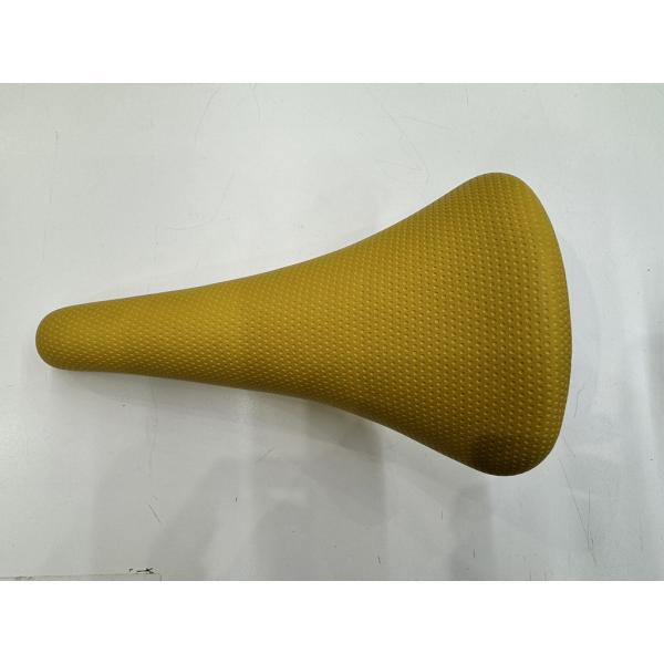 Hsiang Li Industrial Co., Ltd.によって製造されており、台湾での生産が行われています。サドルのデザインや素材は、快適な乗り心地を提供しています。ビンテージスタイルのデザインが人気のアイテムです。重量：350g（現...