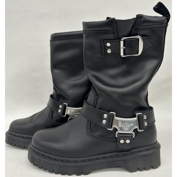 クラシカルなバイカーブーツに着想を得た「ANISTONE（アニストン）」バイカーブーツの持つ力強さと無骨さを、現代的なバランスで再構築したコレクションです。ブランドロゴ入りのメタルプレートとサイドベルトを配したデザインとサテン調の光沢を持つ...