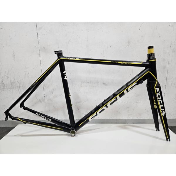 シリアル番号：S4JP0FOCUSアルミロードフレームCULEBROです。FOCUSのアルミ最上位グレードとして位置づけられ、高い加速性能とダンシングでもヘタらない剛性を持ったフレームです。フォークにはカーボンが採用され、突き上げによる振動...