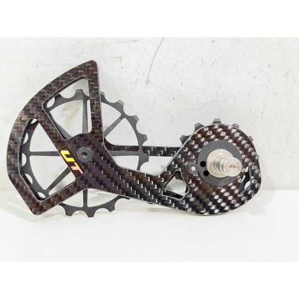 保管に伴うスレがあります。使用痕等は少ない綺麗な商品です。プーリーの回転も良好です。変速段数：SHIMANO11s対応機種：ULTEGRA：R8000/R8050/R8070DURA-ACE：R9100/R9150/R9170プーリーサイズ...