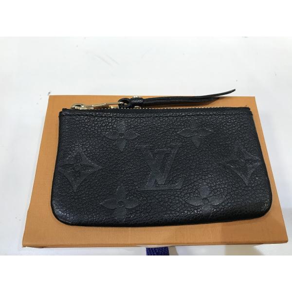 ルイヴィトンポシェットクレカードキーケースアンプラントです。シックでかっこいい！メンズでも使えるデザインですね！！サイズ(ｃｍ)：W11*D*H6.5付属品：箱有り※主な付属品を記載するようしております。中古品の特性上、全ての付属品の正確な...
