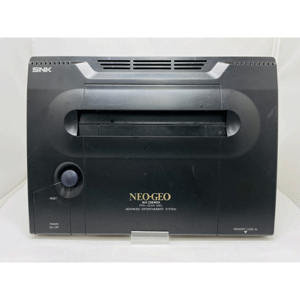 シリアル番号：0817788※コントローラー欠品※本体裏一部蓋欠品あり（画像2枚目・本体右下）1990年にSNKから発売された16ビット家庭用ゲーム機アーケードゲームを100％再現したものを家で遊べるというコンセプト付属品：ACアダプター,...