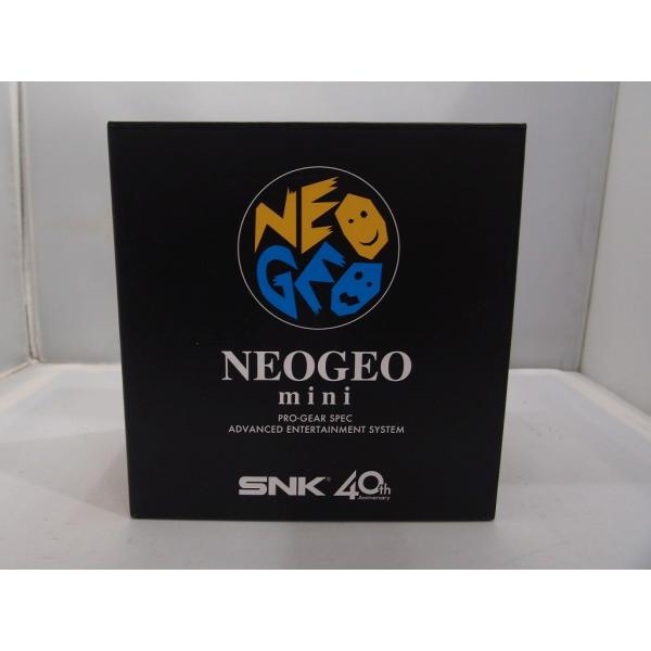 NEOGEOの名作タイトルを40作品収録箱潰れやキズ少なく綺麗ですHDMI端子、ヘッドフォンジャック、コントローラー接続端子×2を搭載サイズ(mm)：W*D*H付属品：完備※主な付属品を記載するようしております。中古品の特性上、全ての付属品...