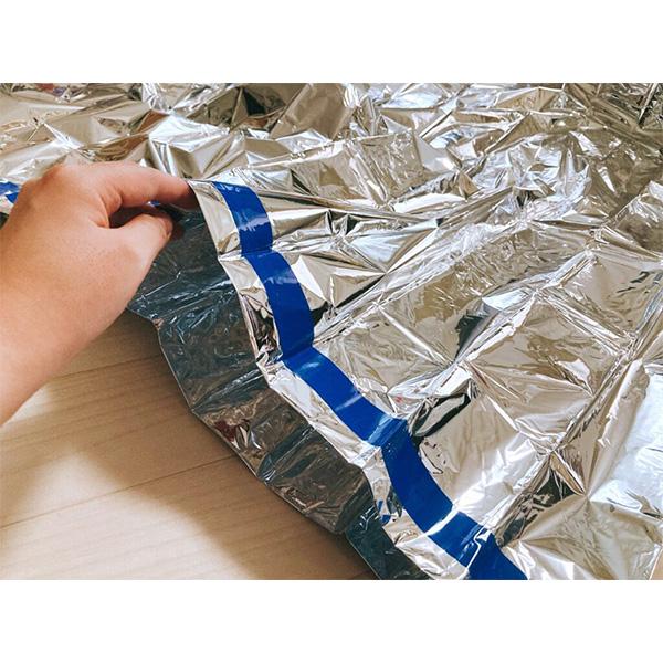 【アイテム説明】災害時に役に立つ、非常時用の簡易防寒寝袋です。2000×1000mmサイズあるので、大人一人が寝られるサイズです。使わない時はポケットサイズまでコンパクトになって便利。通気性はないので、呼吸ができる状態で使用してください。防...