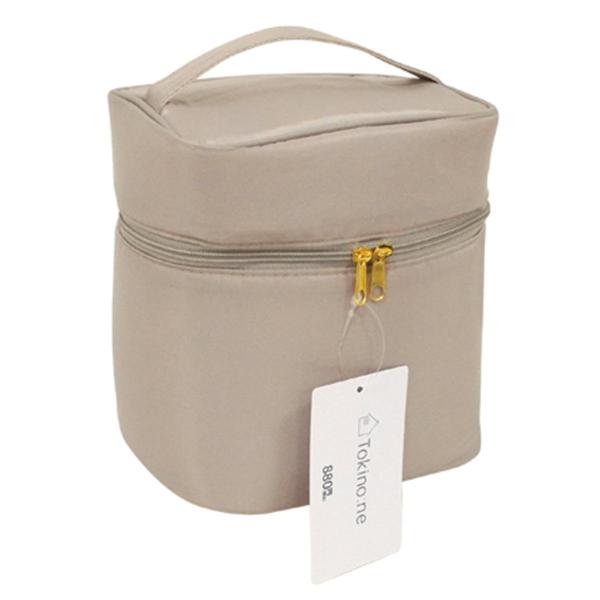 メイク道具やスキンケアのボトルを収納できるタテ型のバニティポーチです。内側にオープンポケット6つとメッシュファスナーポケット1つ付いています。持ち運びにも便利なハンドル付きです。【サイズ】約H180×W150×D120mm【材質】ポリエステ...