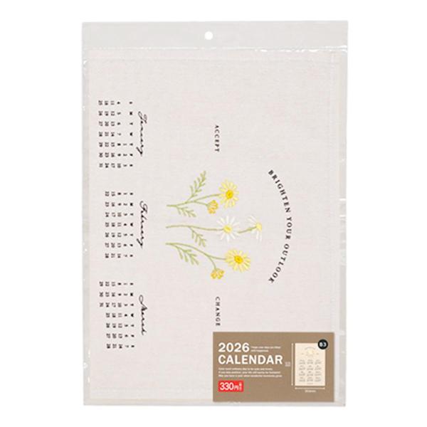 麻風生地に年間一覧カレンダー印刷とナチュラルな花の刺繍入りのタペストリーカレンダーです。【サイズ】約515×364mm【材質】本体：綿・ポリエステル・レーヨン【JAN】4510085910034【パッケージサイズ】470×271×10mm【...
