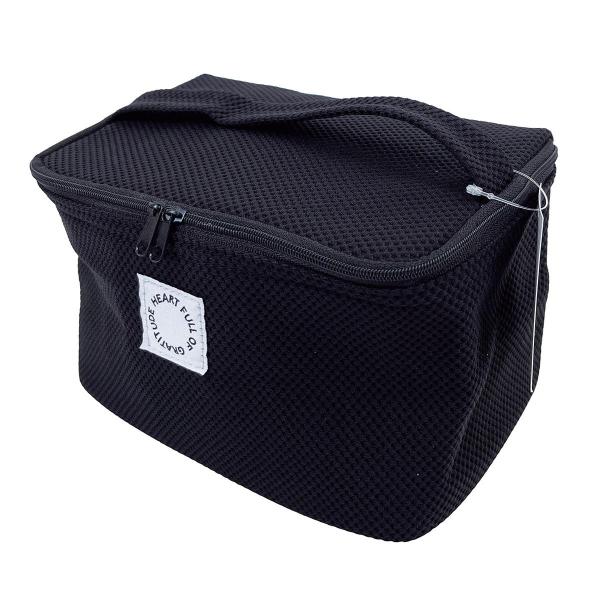 内側がアルミ素材の保冷保温ランチバッグ。上部に持ち手、内部に保冷剤用メッシュポケットも付いています。ラウンドファスナーで中身を出し入れし易い構造で、行楽時や毎日のランチの持ち運びに便利なアイテムです。色：ブラック【サイズ】約140x220x...