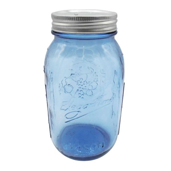 雑貨テイストのブルー瓶製900mlジャーです。容量表示がついて便利にお使いいただけます。電子レンジ・直火・急冷急熱NG　家庭用食器洗い乾燥機OKです。【材質】ソーダガラス【JAN】4582757870816【パッケージサイズ】70×93×1...