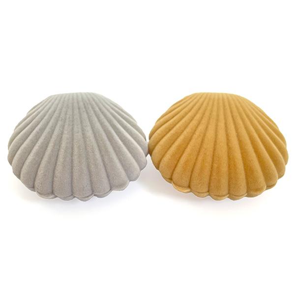 【アイテム説明】見た目も可愛い貝殻型のアクセサリーケースです。保管用としてはもちろん、ディスプレイやプレゼントBOXとしても大活躍の予感！ベージュ、グレー2色展開です【サイズ】約6x5.5x3cm【材質】ナイロン、ポリスチレン、EVA樹脂【...