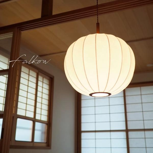 シルクのようなシェード素材から、素朴で柔らかな光を放つペンダントライト。心地よい曲線を描きながら広がるフォルムは、懐かしさを感じさせます。あたたかみを添えるウッドパーツ、コードとのマッチングがレトロな印象を醸し出しています。北欧テイストから...