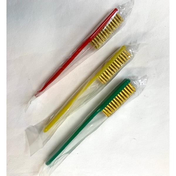 スエード・ヌバックなどの起毛革のホコリ・汚れを取り毛足を整える歯ブラシタイプのブラシです。ブラッシングが強すぎると革を傷める場合があります。カラーは、お選び頂けません。材質：真鍮全長：15cm