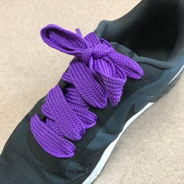 スニーカーにお勧めの太めレースです。これからの時期にスニーカーのドレスアップに。取り扱い終了の為大特価となっております。在庫限りとなりますのでお早めにどうぞ。※セール品の為返品交換はできません。※パッケージに汚れのあるものがございます。写真...