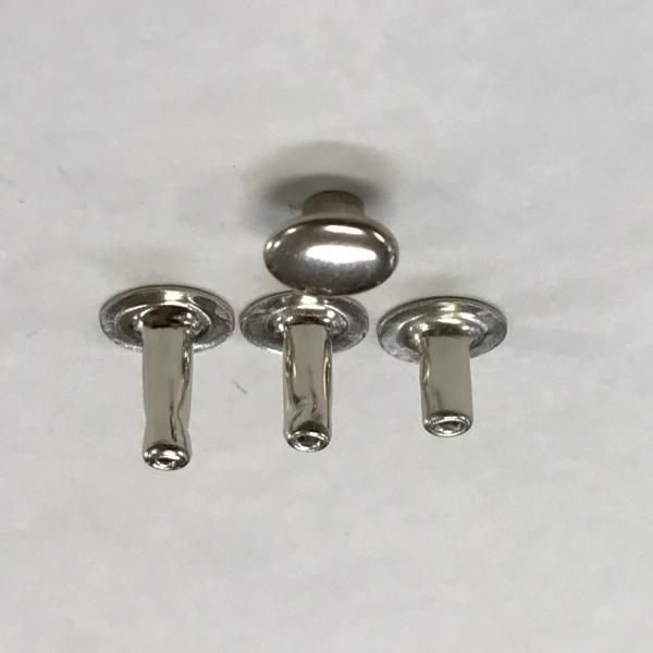 接着剤を使わず革を止めることができる金具です。こちらは片面足（径6ｍｍ）のタイプです。足の長さは約7mmとなります。写真　中央の長さになります。材質：真鍮　ニッケルメッキ20組入り打ち具：クラフト社　カシメ打(小)・オールマイティプレート推...