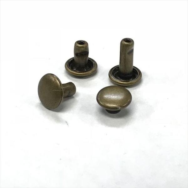 接着剤を使わず革を止めることができる金具です。こちらは両面頭（径6ｍｍ）のタイプです。足の長さは約5mmとなります。写真　左の長さになります。材質：真鍮　アンティックゴールドメッキ20組入り打ち具：クラフト社　カシメ打(小)・オールマイティ...